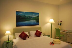 Cofre com capacidade para portátil, secretária, ferro/tábua de engomar 