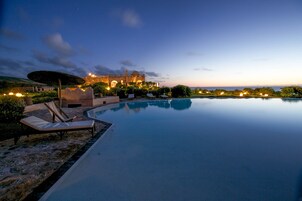 Piscina exterior, guarda-sóis, espreguiçadeiras 