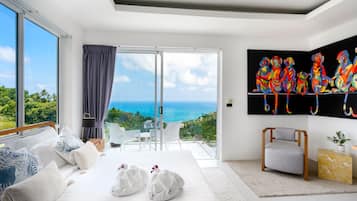 Villa | Cofre no quarto, com mobília individualizada, secretária