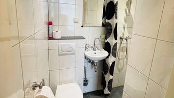 Quarto casal econômico, 1 cama de casal | Banheiro | Chuveiro, produtos de toalete grátis, toalhas de banho