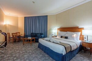 Suite Júnior | Roupa de alta qualidade, minibar, cofre no quarto, secretária