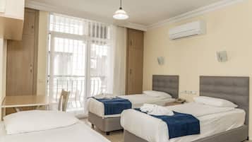 Quarto triplo standard | Frigobar, escrivaninha, quartos à prova de som, Wi-Fi de cortesia