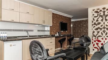 Suíte executiva | Cozinha privada | Geladeira, cooktop