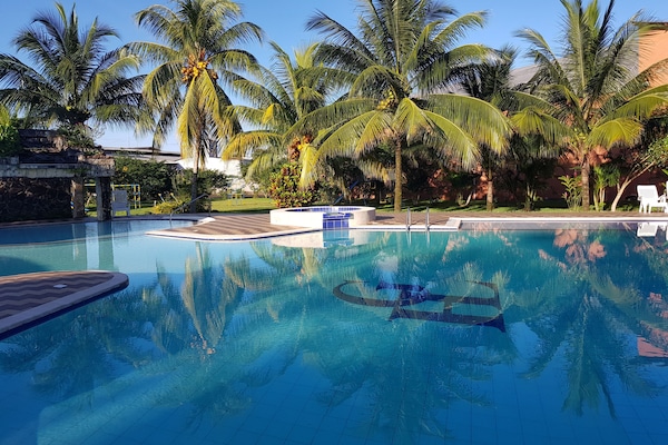 Piscina externa, espreguiçadeiras