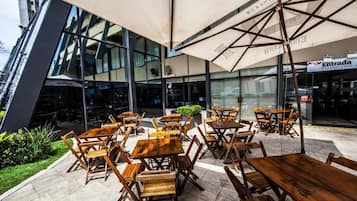 2 restaurantes, é servido almoço