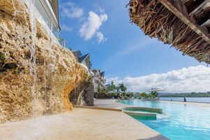 Piscina externa, guarda-sóis, espreguiçadeiras