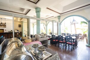 Pequenos-almoços, almoços, jantares servidos, cozinha asiática 