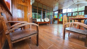 Quarto Duplo Deluxe, terraço | Sala de estar | TV de ecrã plano