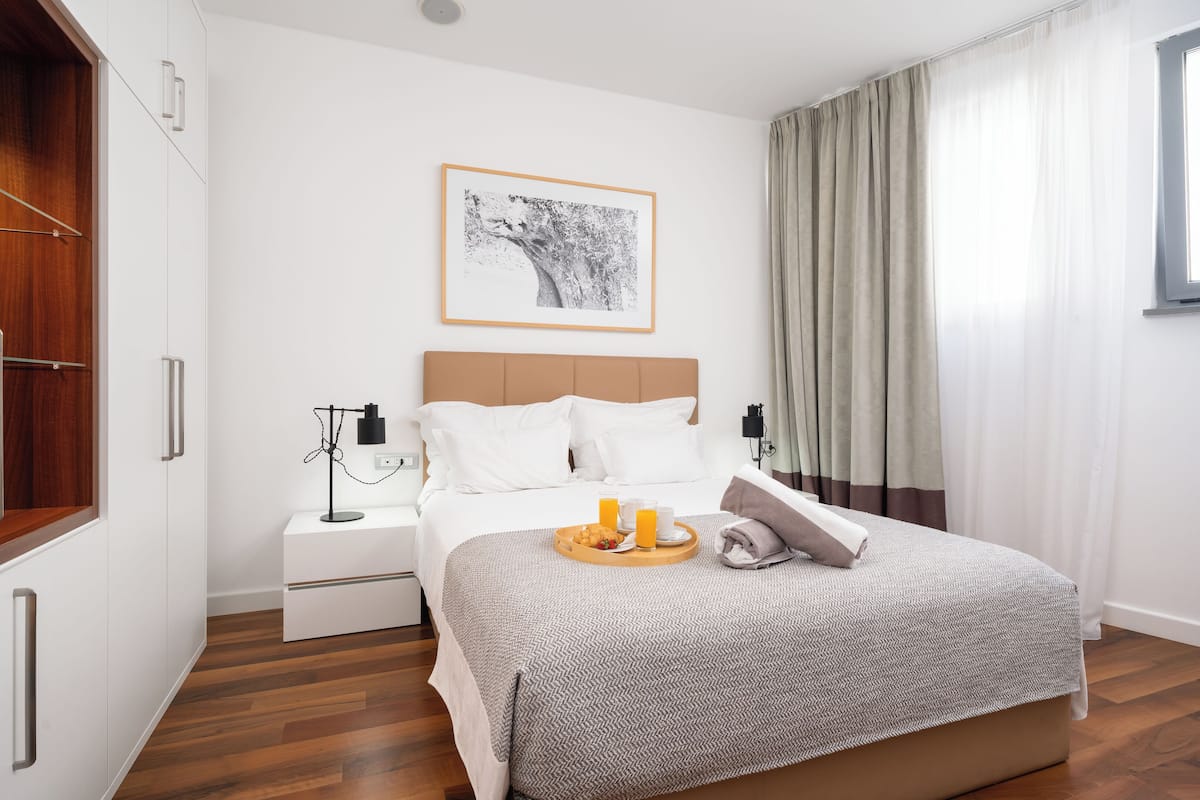 Quarto econômico, 1 cama Queen | Roupas de cama premium, frigobar, cofres nos quartos, escrivaninha