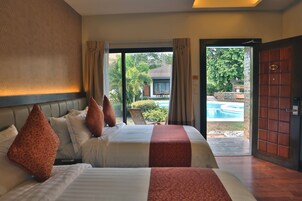 Poolside Premier Room | Roupas de cama premium, edredons de pluma, camas com colchões pillow-top