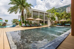 Piscina externa, funciona das 7h às 19h, guarda-sóis, espreguiçadeiras