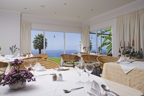 Serviço de almoço, culinária internacional, vistas para a piscina 
