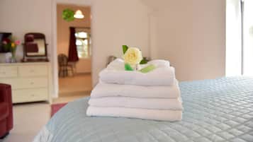 Quartos à prova de som, Wi-Fi de cortesia, roupa de cama