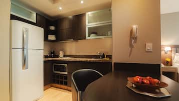 Geladeira grande, micro-ondas, fogão, cooktop