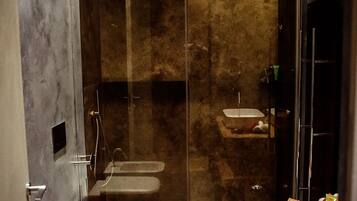 Quarto superior, 1 cama King (Cipresso) | Banheiro | Chuveiro, produtos de toalete de grife, secador de cabelo