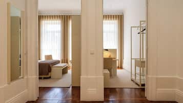 Suíte luxo | Cortinas blackout, quartos à prova de som, ferros/tábuas de passar roupa