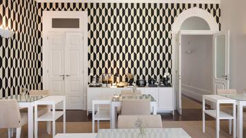 Pequeno-almoço continental diário (15 EUR por pessoa)