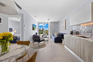 Quarto Signature, 1 cama king-size e sofá-cama | Sala de estar | Televisor de ecrã plano de 45 polegadas com canais por cabo, televisor 