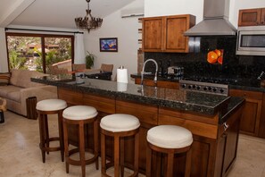 Villa Premium, 3 quartos, vista para a baía | Cozinha privada | Um frigorífico/congelador grande, um micro-ondas, uma placa de cozinha 