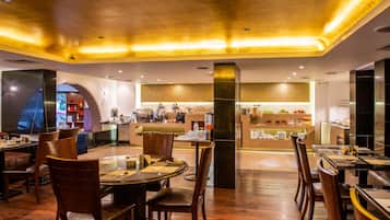 Café da manhã com buffet todos os dias (USD 15.6 por pessoa)