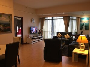 Apartamento Deluxe, 2 quartos, Vista para a cidade | Camas de colchão Select Comfort, cortinas/cortinados opacos