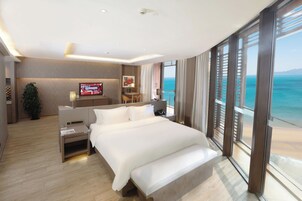 Quarto | Roupa de alta qualidade, minibar, cofre no quarto, secretária