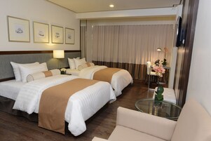 Roupa de alta qualidade, minibar, cofre com capacidade para portátil 