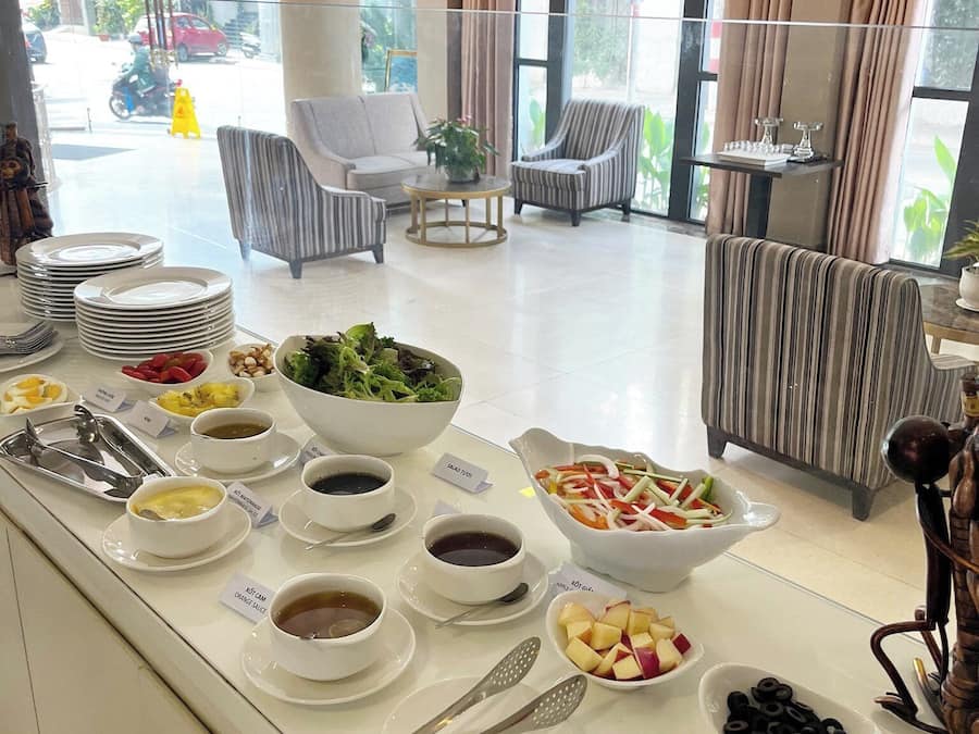 Café da manhã, almoço e jantar; culinária internacional