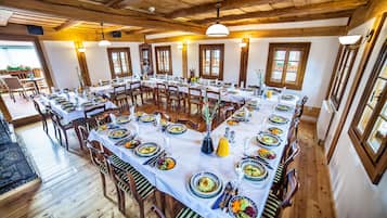 Pequenos-almoços, almoços, jantares servidos, cozinha local