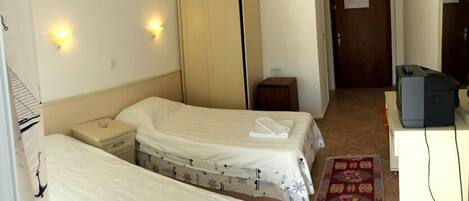 Quarto standard | Frigobar, escrivaninha, berços grátis