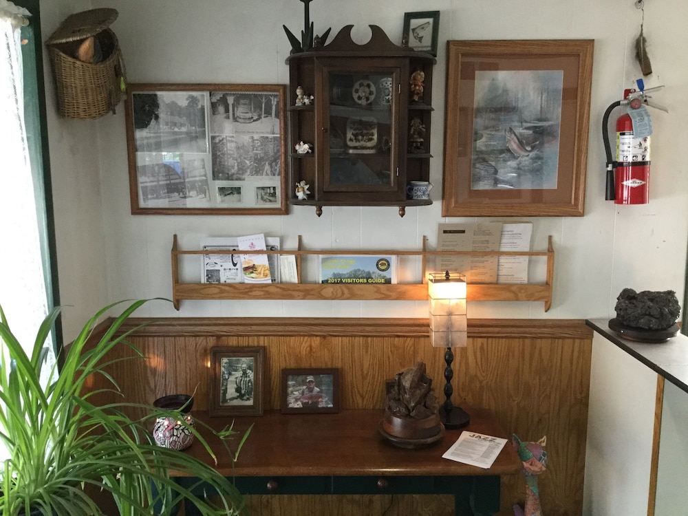 Cedar Lodge Motel - Mount Shasta, CA