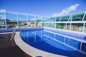 Piscina externa, funciona das 9h às 21h, guarda-sóis, espreguiçadeiras