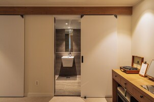 Quarto Deluxe | Roupa de alta qualidade, camas de colchão viscoelástico, secretária