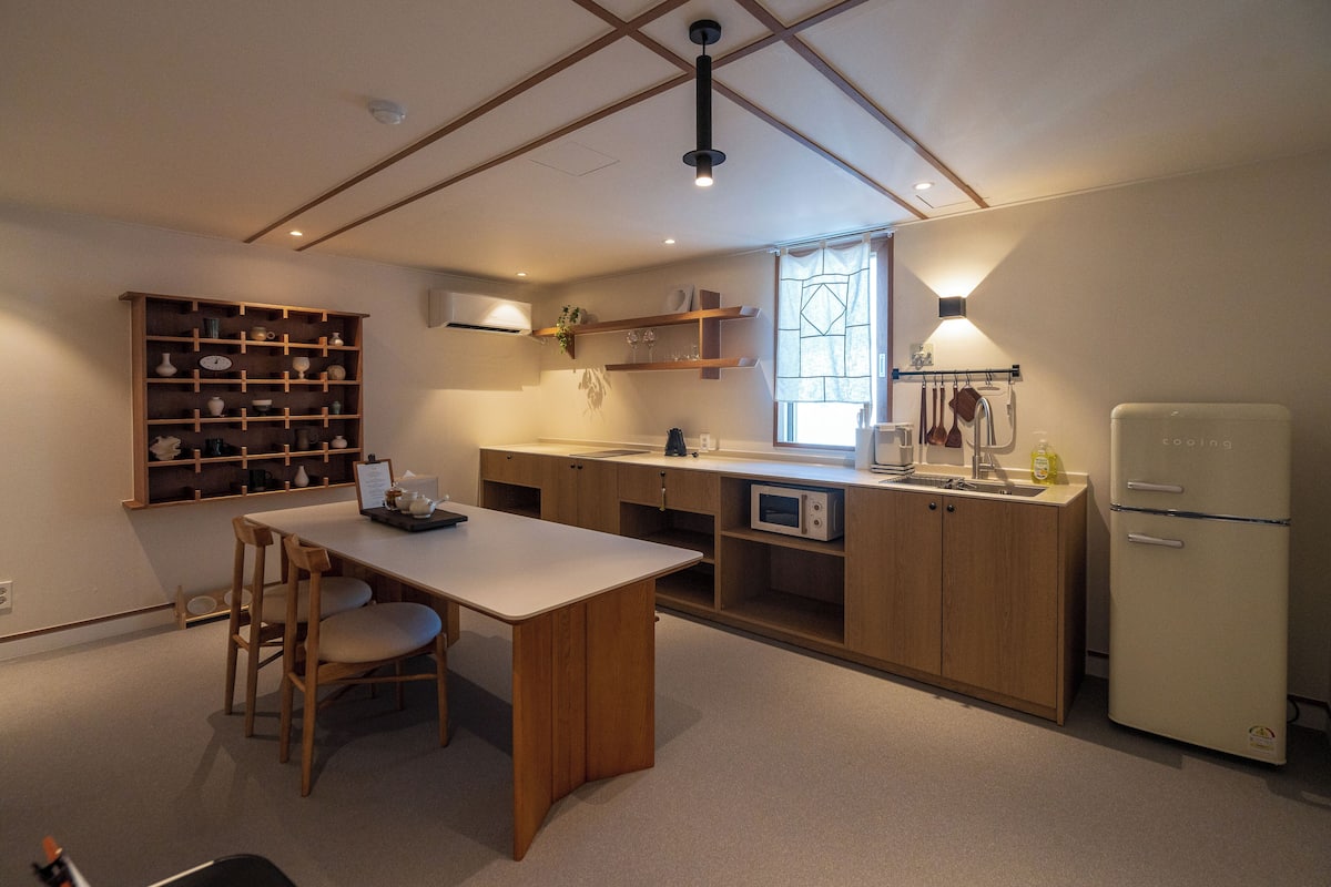 Quarto Twin Premier | Cozinha privada | Um frigorífico, um micro-ondas no espaço comum, uma cafeteira/bule