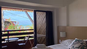 Apartamento Básico, vista parcial para o mar | 1 quarto, minibar