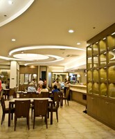 2 restaurantes: opção de café da manhã, almoço e jantar