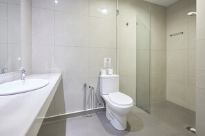 Quarto casal família | Banheiro | Chuveiro, secador de cabelo, toalhas de banho 