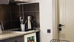 Basement Bodrum Suite | Cozinha privada | Uma cafeteira/bule, um frigorífico, um micro-ondas 