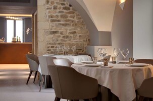 2 restaurantes: opção de almoço e jantar
