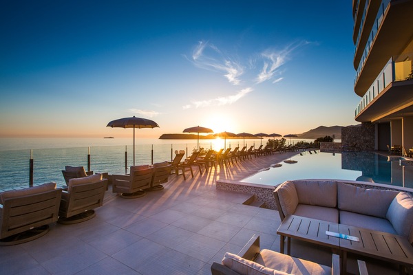 Piscina interior, 2 piscinas exteriores, guarda-sóis, espreguiçadeiras