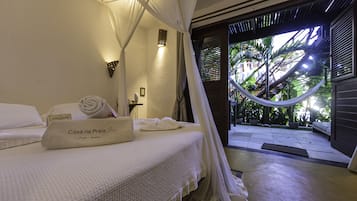 Suite Com Jardim Tropical | Minibar, cofre no quarto, cortinas/cortinados opacos