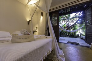 Suite Com Jardim Tropical | Frigobar, cofres nos quartos, cortinas blackout