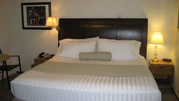 Quarto Standard, 1 cama king-size, frigorífico e micro-ondas, no rés do chão | Roupa de alta qualidade, cortinas/cortinados opacos