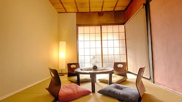 Casa Básica, 3 quartos, não fumadores, Vista para a cidade | 3 quartos, com decoração personalizada, com mobília individualizada