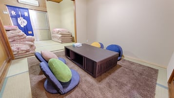 Casa Básica, 3 quartos, não fumadores, Vista para a cidade | Sala | TV de ecrã plano