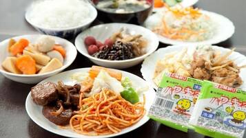 Pequeno-almoço tipo buffet diário (600 JPY por pessoa)