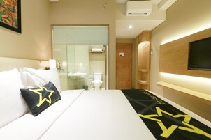 Quarto casal superior, para não fumantes | Cortinas blackout, Wi-Fi de cortesia, roupa de cama