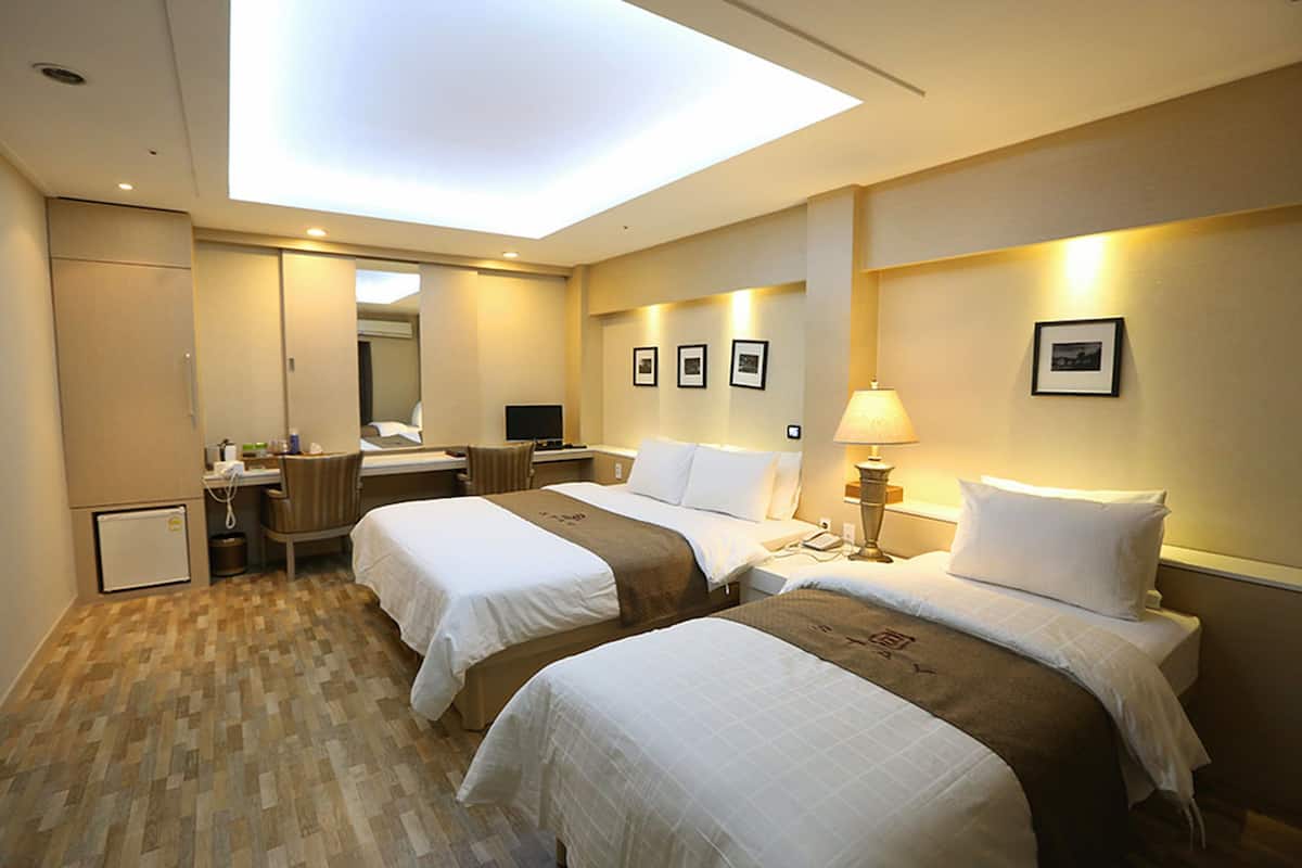 Quarto duplo luxo | Ferros/tábuas de passar roupa, Wi-Fi de cortesia, roupa de cama