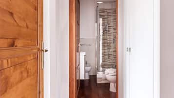 Quarto Duplo Standard, varanda | Casa de banho | Um polibã, artigos de higiene pessoal grátis, um secador de cabelo