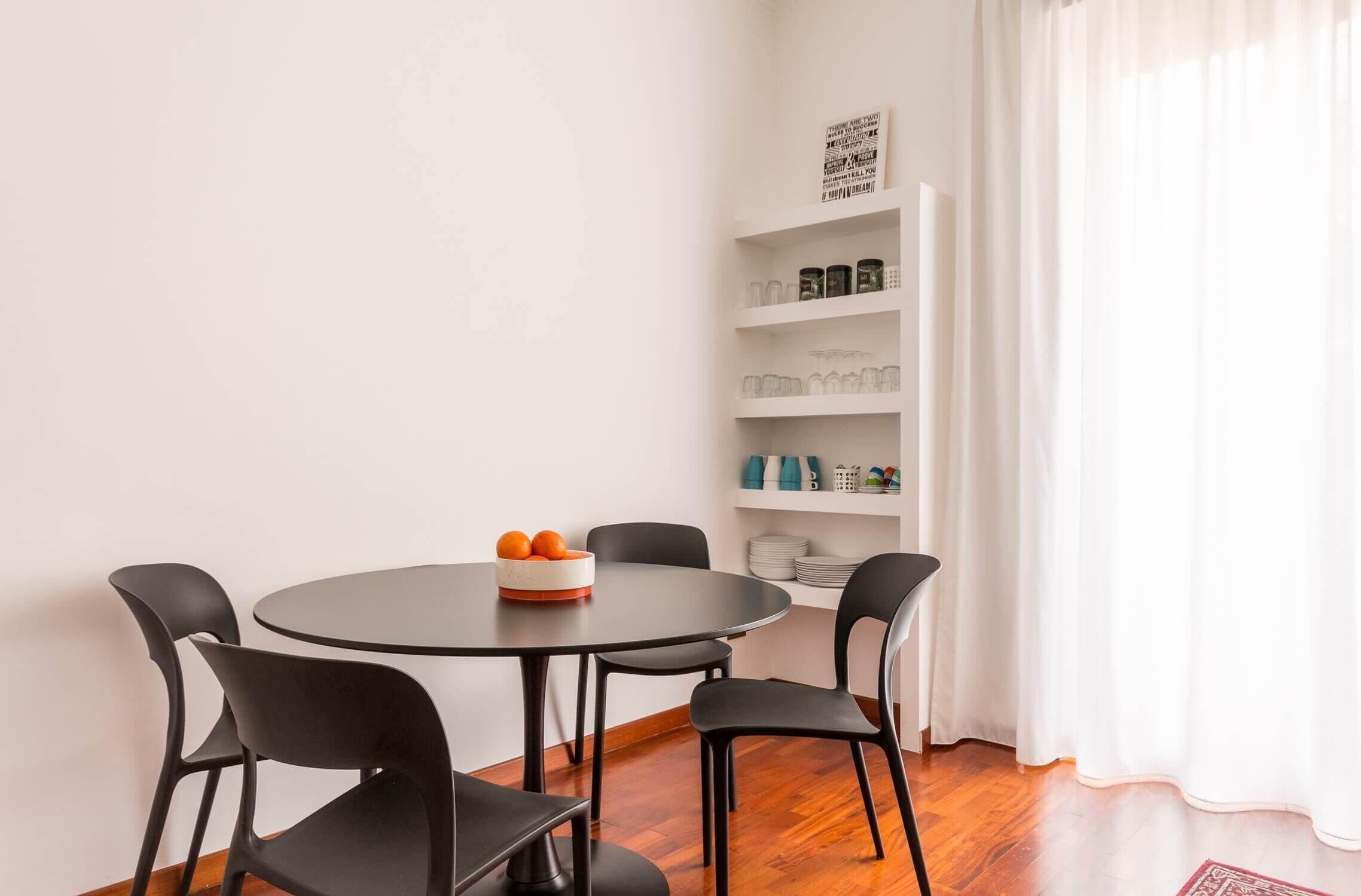 Um frigorífico, um micro-ondas, uma placa de cozinha 